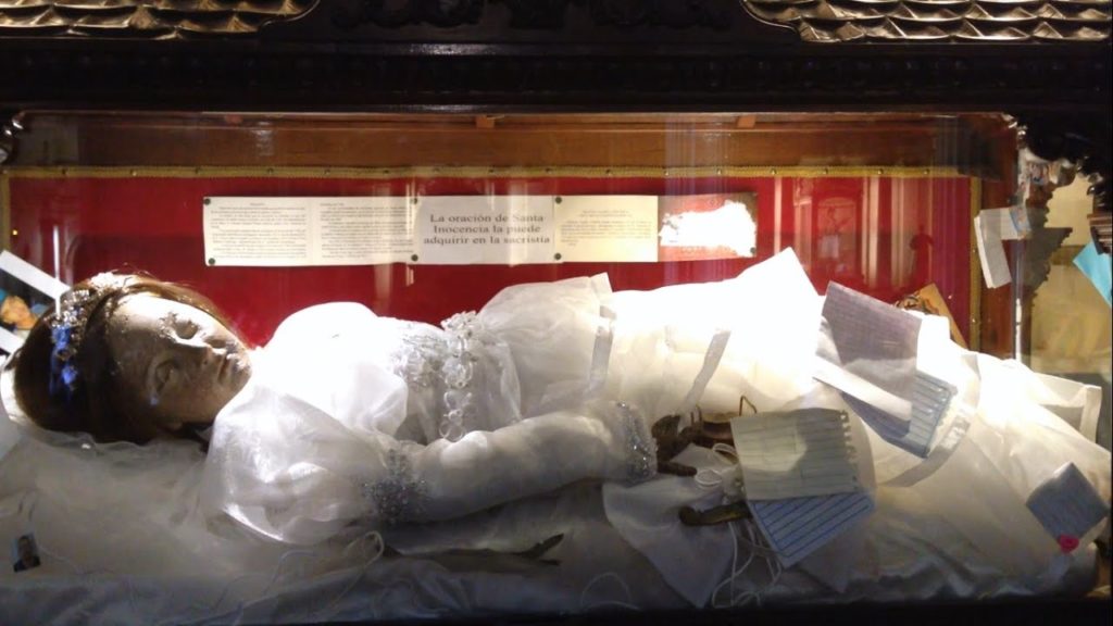 Video shows saint girl that comes alive in Mexico cathedral - Mundo Seriex