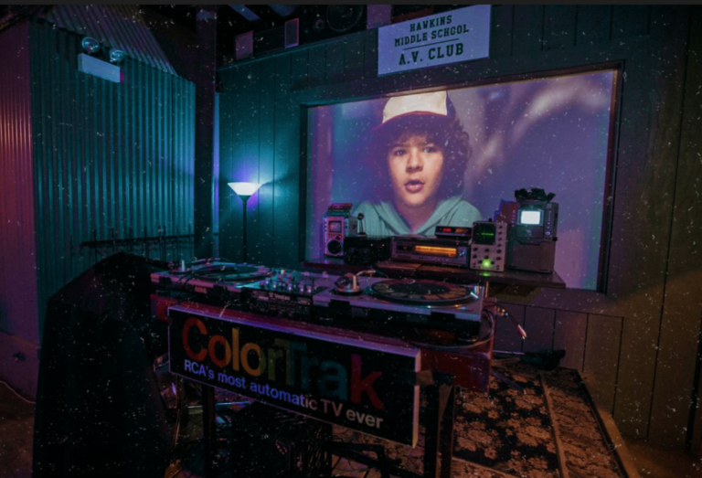 This wonderful pop-up pub in Chicago decorated all its walls, with ...